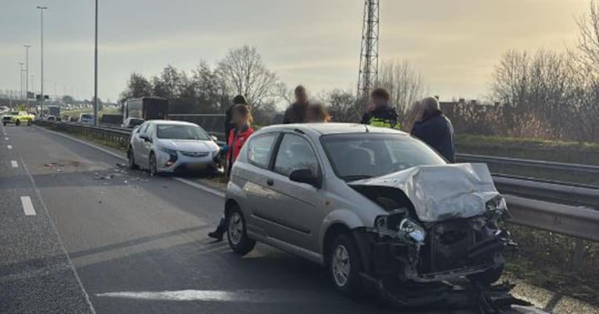 Botsing tussen auto's zorgt voor ravage op A27 bij Nieuwendijk | 112 nieuws Altena | AD.nl