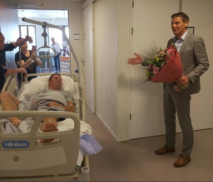 Ringenzoeker in ziekenhuis verrast met koninklijk lintje | Voorne ...