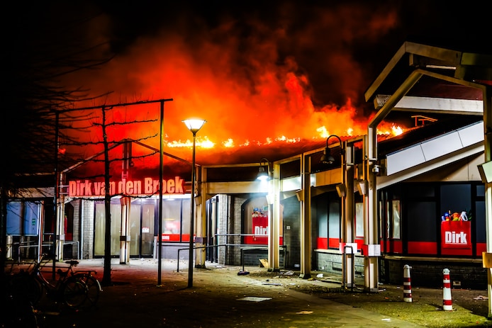 Dak supermarkt Bergen op Zoom verwoest door brand | Bergen op Zoom | AD.nl