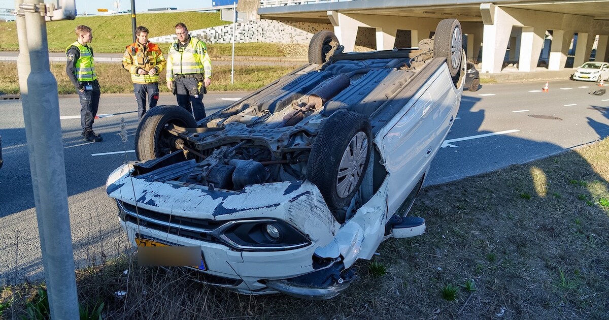 Auto op dak na botsing met drie voertuigen bij Vijfsluizen | Regio | AD.nl