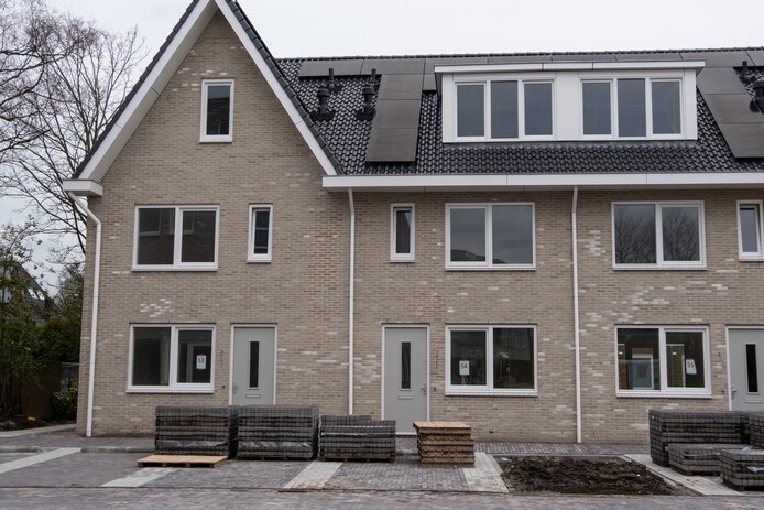 Dit rijtjeshuis kost aan huur bijna een maandsalaris (en de vloer moet ...