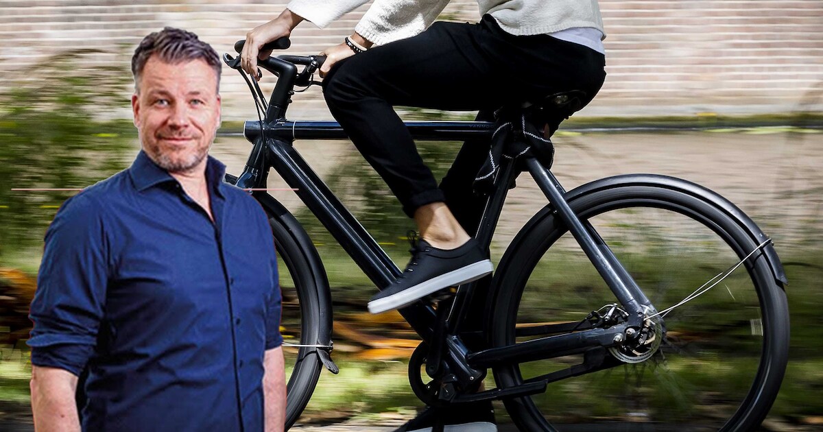 Ik huil zachtjes op mijn VanMoof-fiets met een roltoeter in mijn mond ...