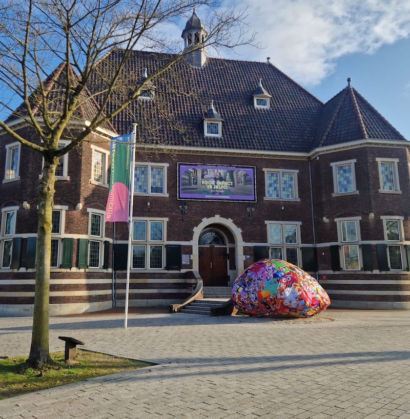 huh-wat-ligt-daar-nou-zwerfkei-voor-het-rijksmuseum-in-een-nieuw
