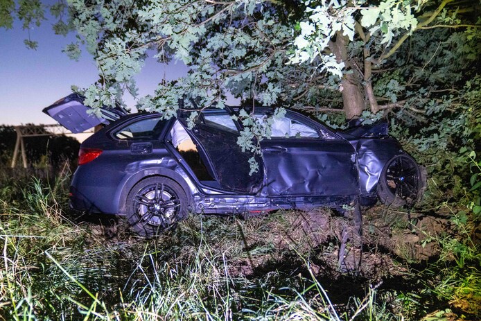 Auto raakt van de snelweg bij Deventer en botst tegen boom: bestuurder (23) aangehouden ...