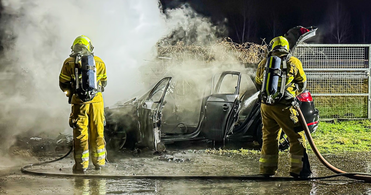Auto uitgebrand op parallelweg naast A2 bij Liempde | Boxtel | AD.nl