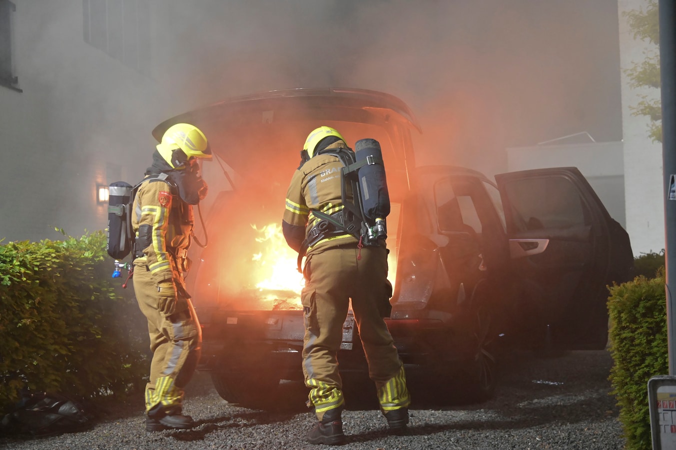 Elektrische auto vliegt in brand in Breda, brandweer blust vuur met ...