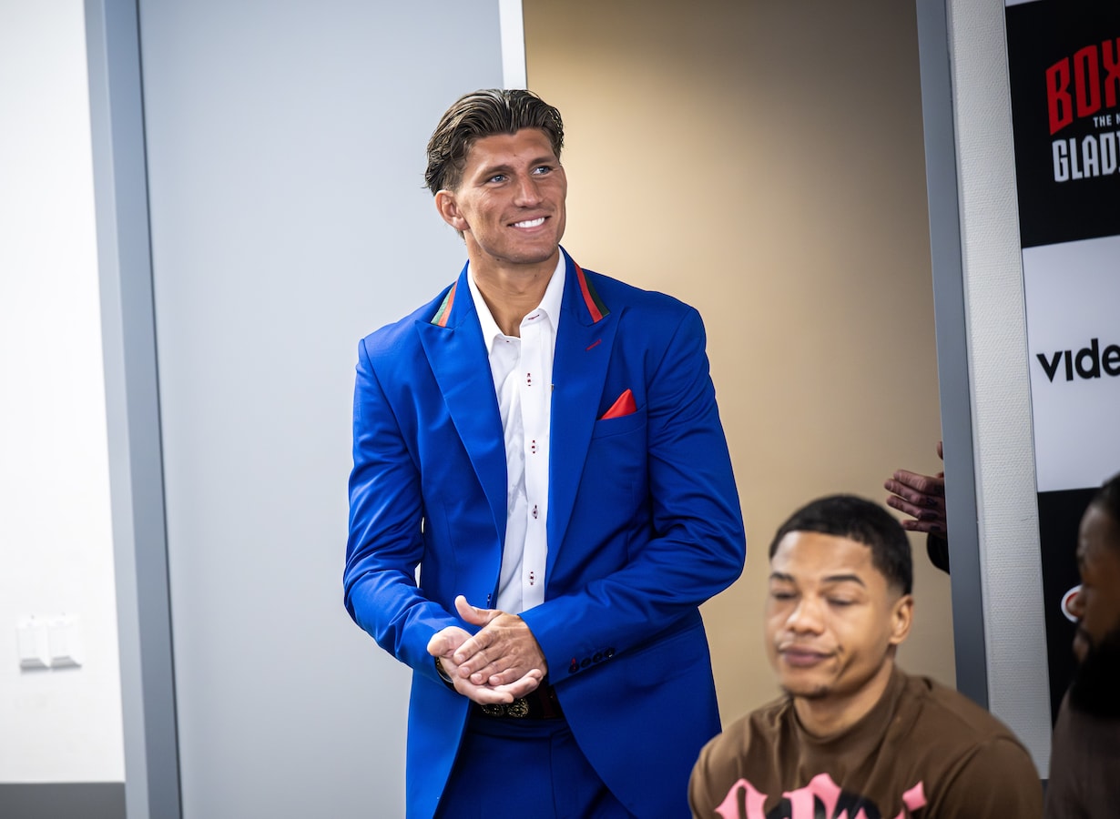 Blauw pak, brede lach en een gevaarlijke Brit: Gradus Kraus treft bij ...