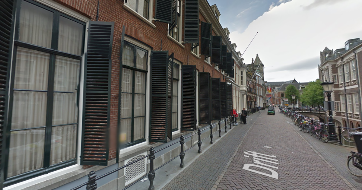 Blote studenten met alleen een stropdas om bestormen pand UVSV ...