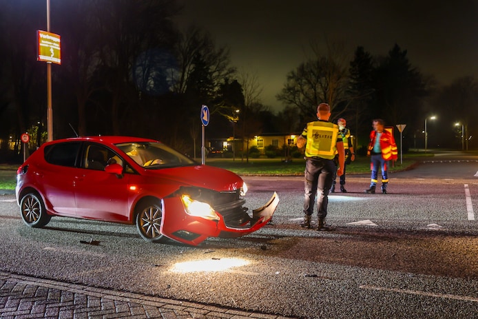 Twee voertuigen flink beschadigd bij aanrijding op kruispunt in Oss | Oss | AD.nl