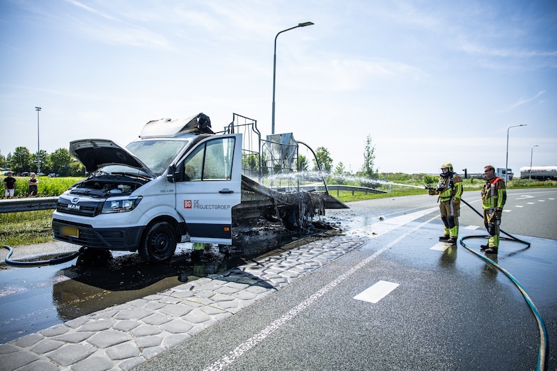 Bedrijfswagen uitgebrand op de Plattedijk in Lemmer | Regio | AD.nl