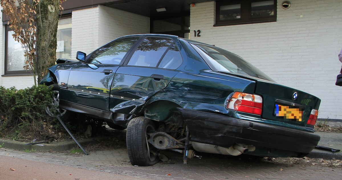 Wielas gebroken van geparkeerde auto na ongeval in Weert | Regio | AD.nl