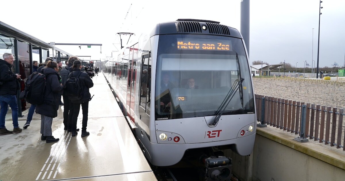 Ruim 2500 reizigers pakken op eerste zondag de metro naar het strand ...