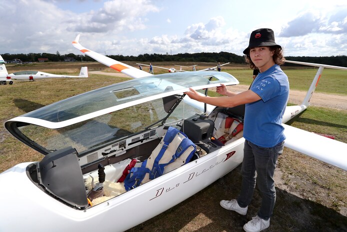 Tim (18) belandde op vakantie in een zweefvliegtuig en is nu kampioen ...