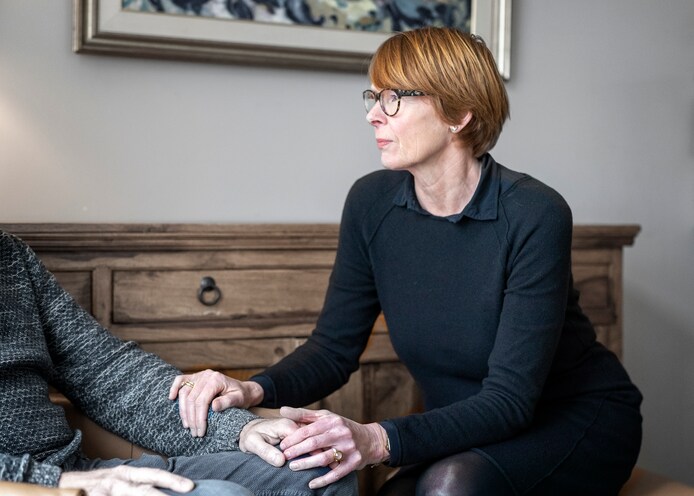 Angelique begeleidt mensen in een hospice waar de dood op hen wacht ...