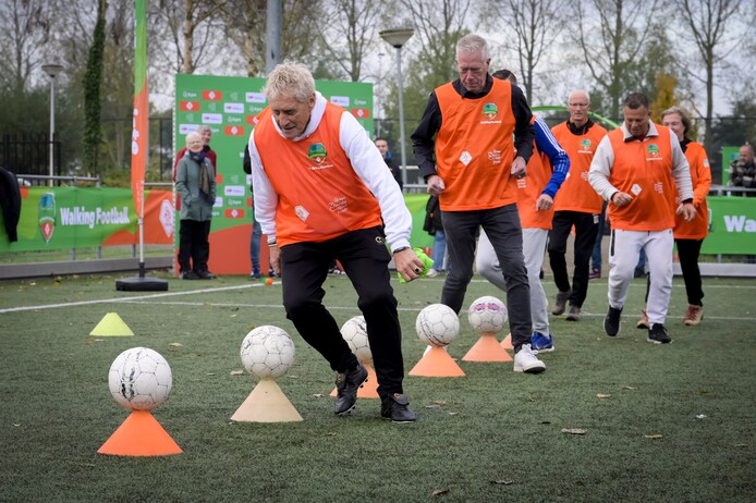 Kees Kist geeft walking football in Alblasserdam impuls: ‘Ouderen kunnen zo toch lekker bewegen ...