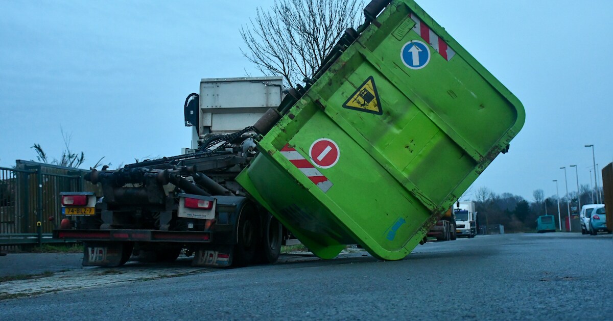Container lossen gaat mis en valt van vrachtwagen in Vroomshoop ...