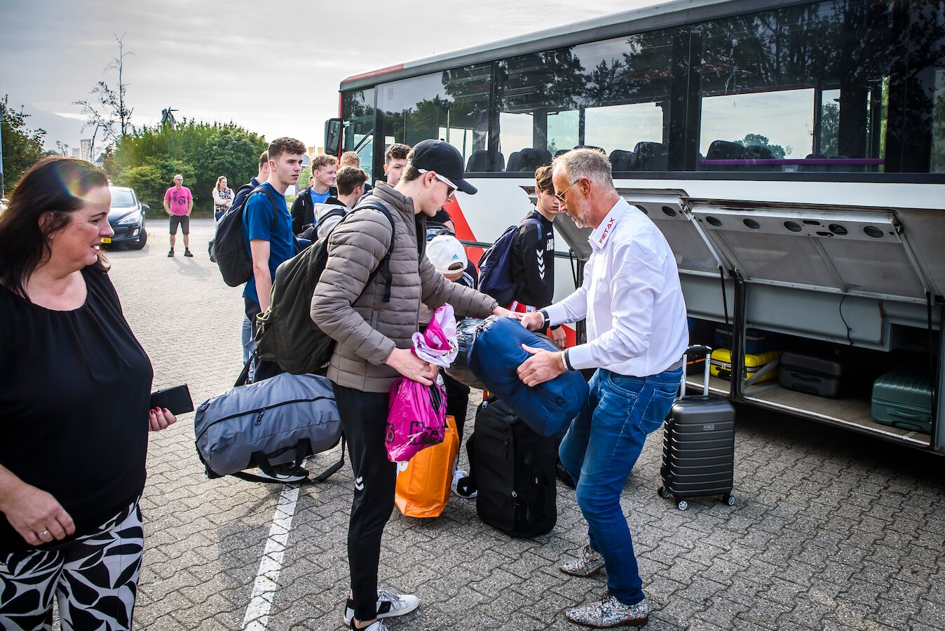 Terschelling overspoeld door honderden jongeren uit Twente: ‘Beter een ...