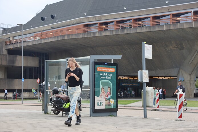Posters in bushokjes rond TU Delft tegen sociale onveiligheid zijn pas ...