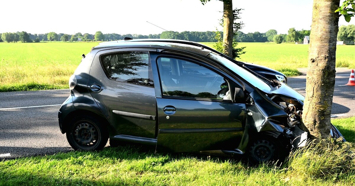 Auto crasht op boom na kop-staartbotsing in Voorthuizen | 112 nieuws Barneveld | AD.nl