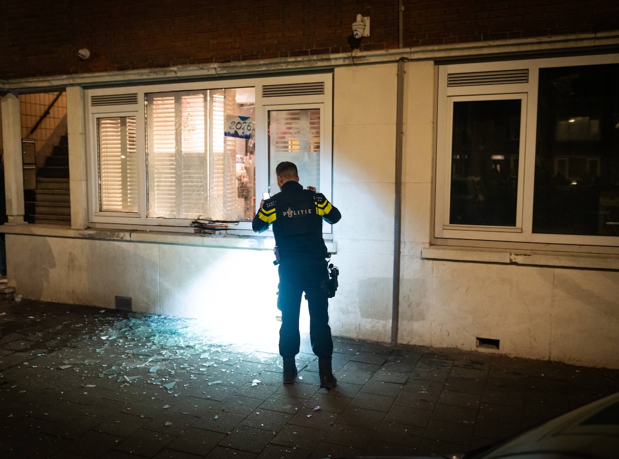 Raam aan diggelen na explosie op Pleinweg in Rotterdam | Foto | AD.nl