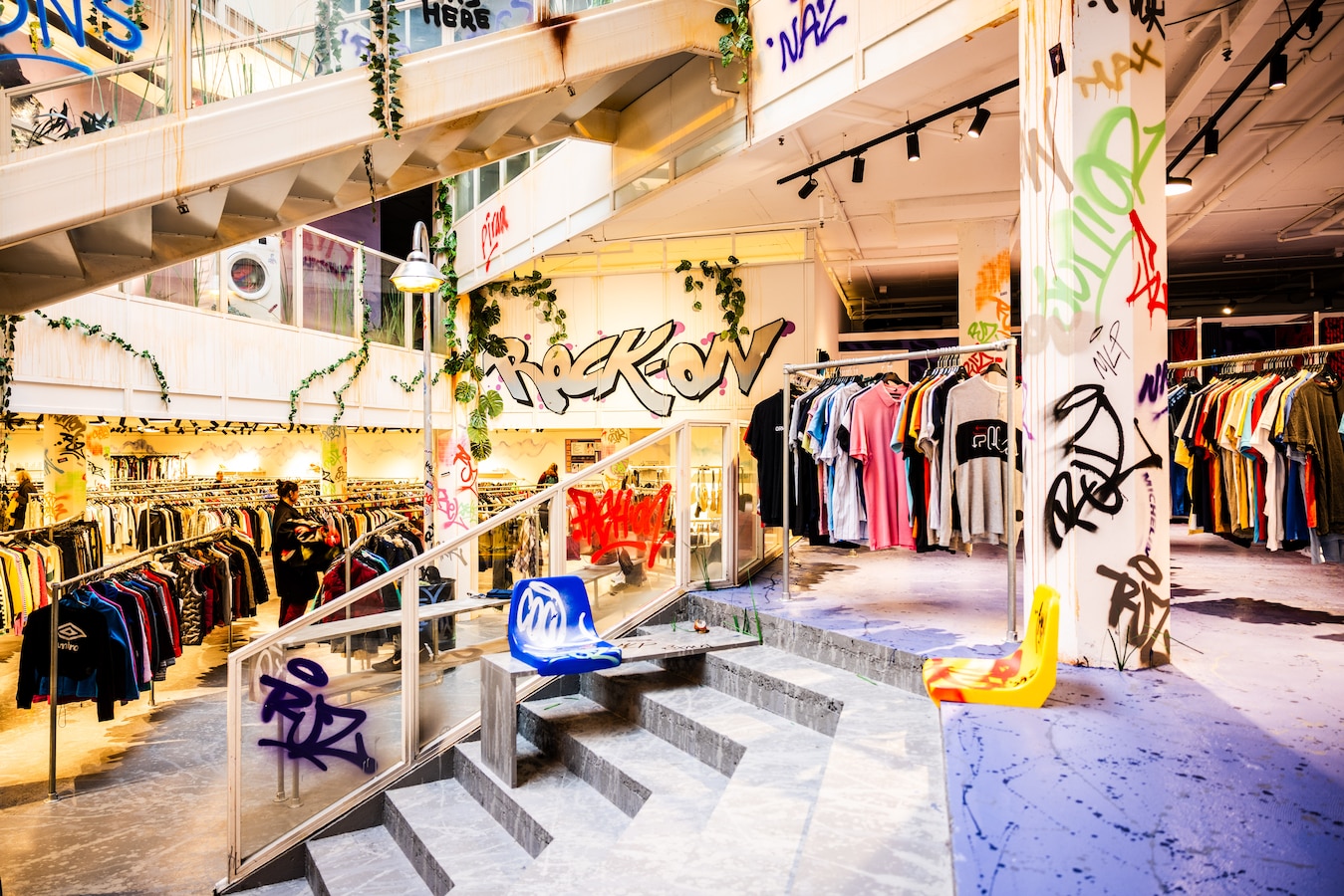 Sinds kort heeft Dordrecht een enorme tweedehands kledingzaak ...