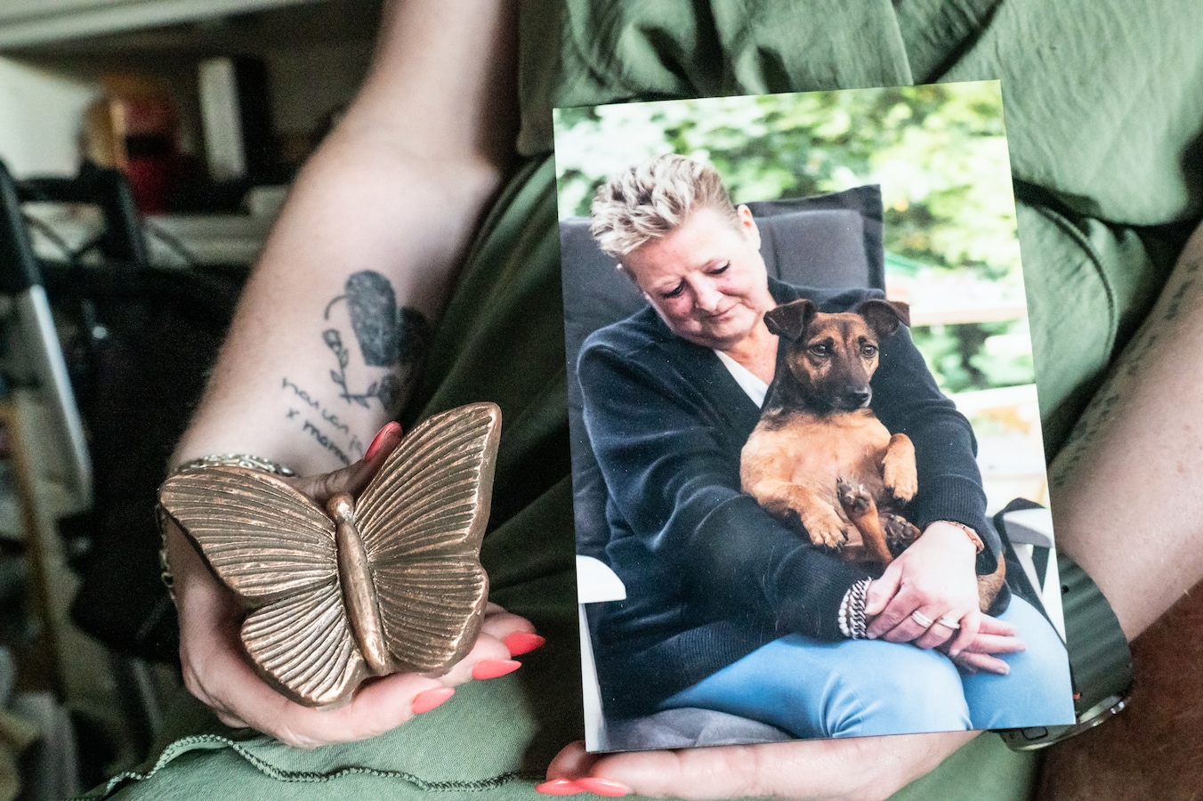 Jan (64) ontdekt lege plek op graf van zijn vrouw, urn met haar as ...