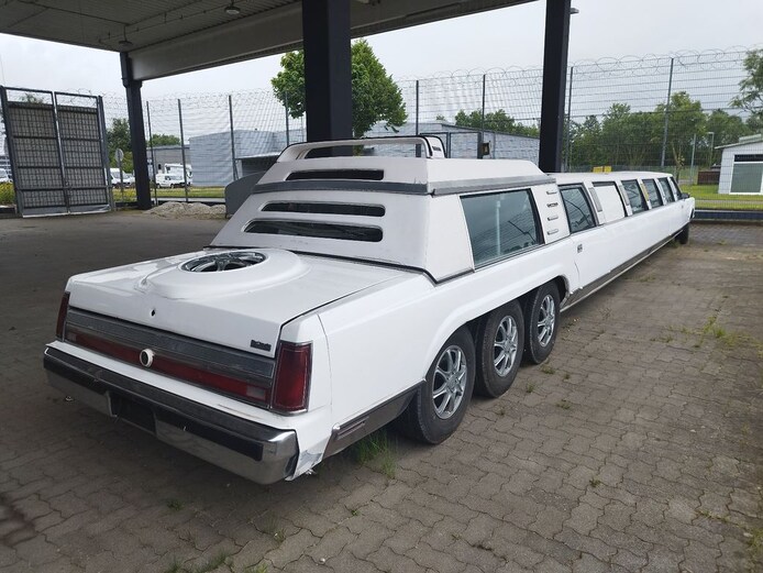 De langste limousine van Europa is langer dan een stadsbus maar ...