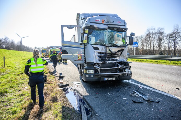 Drie vrachtwagens botsen en raken zwaar beschadigd op de A16 bij Breda | Breda | AD.nl
