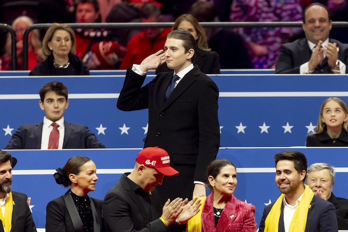 Let op Barron Trump, de 2,06 meter lange zoon: ‘Hij wordt klaargestoomd ...