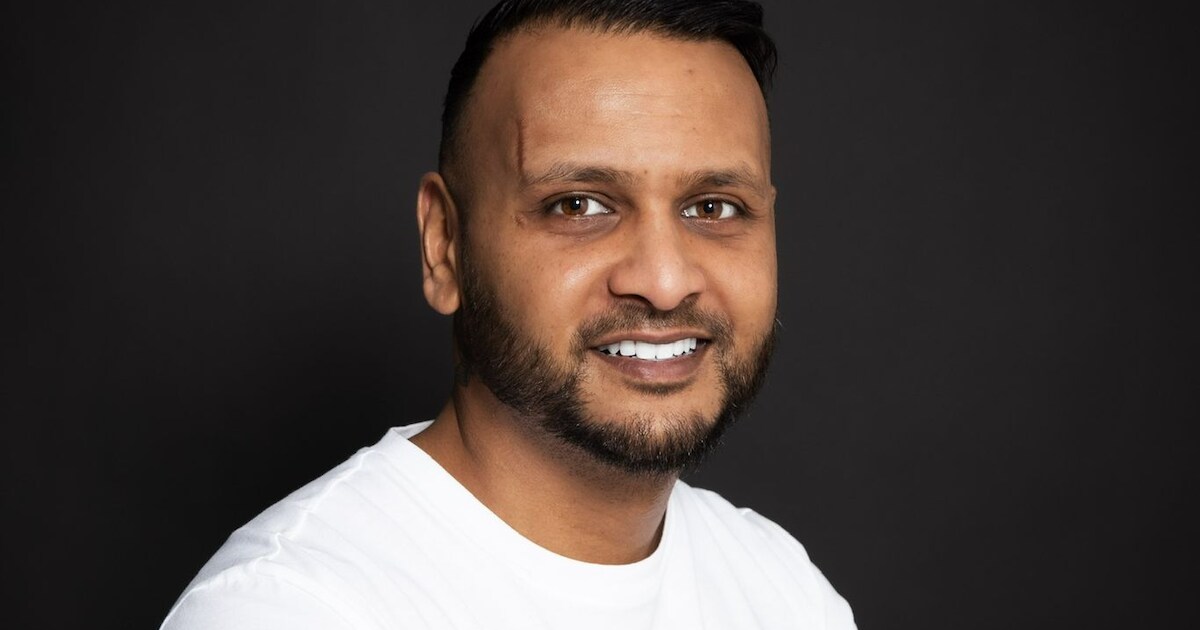 Cha Chi Versaci geeft kinderen Playstations, zodat ze een jeugd krijgen die hij zelf nooit heeft ...