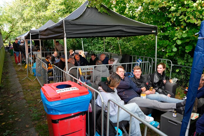 Tientallen mensen al vroeg in de rij om felbegeerd kaartje voor ...