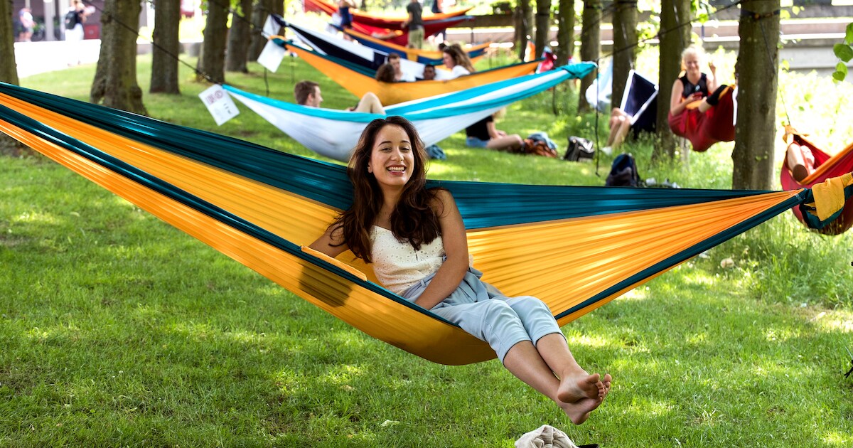 Chillen in de zon: studenten op Uithof genieten in hangmatten | Utrecht ...