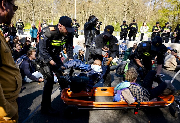 27 actievoerders opgepakt voor aanjagen blokkade en 13 voor strafbare ...
