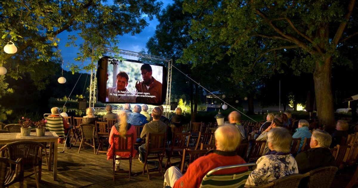 Openluchtbioscoop op eiland Brielse vesting | Regio | AD.nl