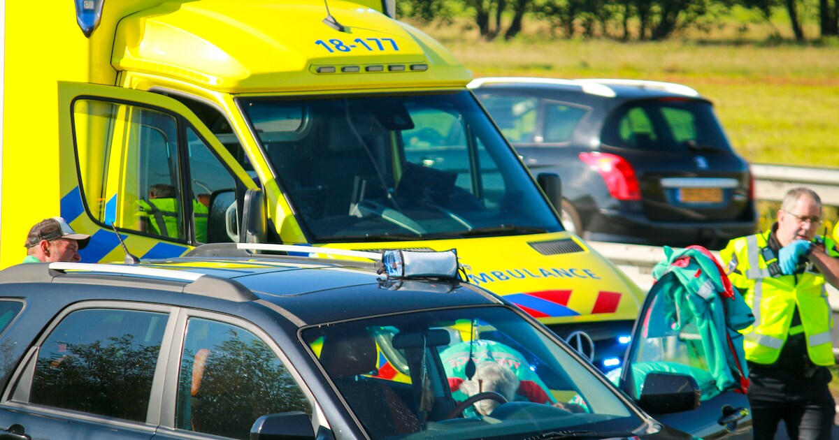 Persoon overleden na onwelwording op A15, weg is weer vrij ...