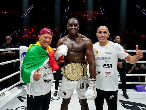 Spectaculaire knock-out: Mory Kromah plant knie op het hoofd van ...