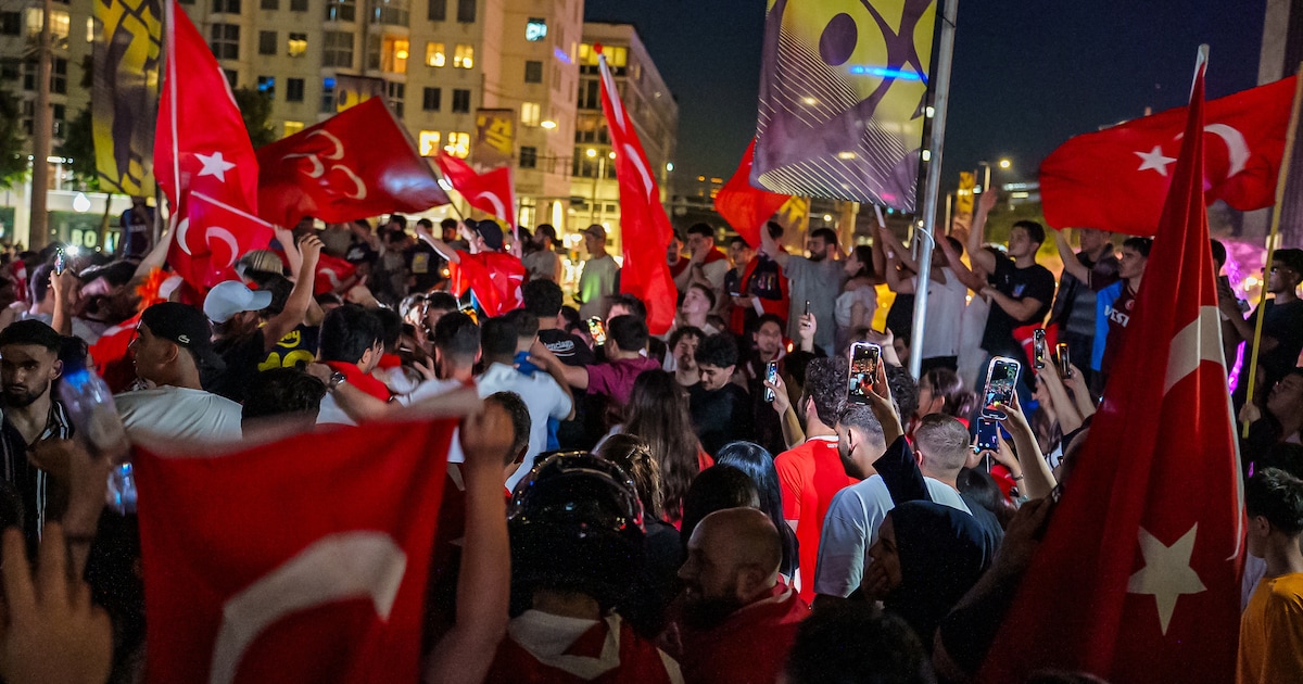 Feest op straat na winst Turkse voetbalelftal, ook in ons land: waarom toeteren Nederlandse ...