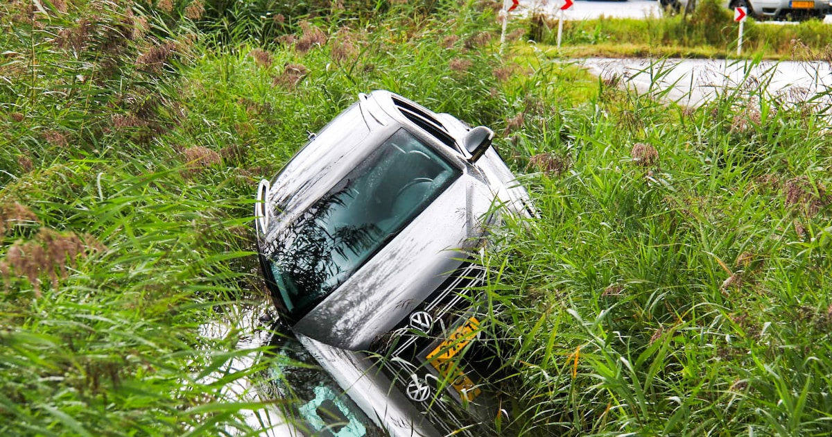 Auto vliegt uit de bocht en eindigt in sloot langs Parallelweg in ...