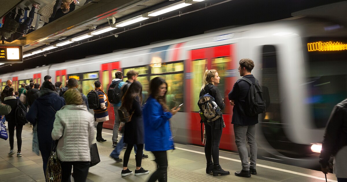 Metro en perron station Beurs tijdelijk ontruimd vanwege brandlucht ...