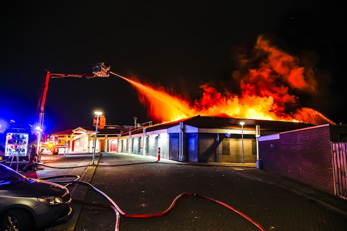 Dak supermarkt Bergen op Zoom verwoest door brand | Bergen op Zoom | AD.nl