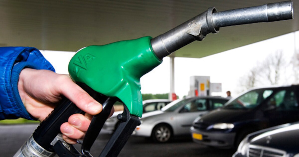 Benzinedief sleurt pompbediende mee | Binnenland | AD.nl