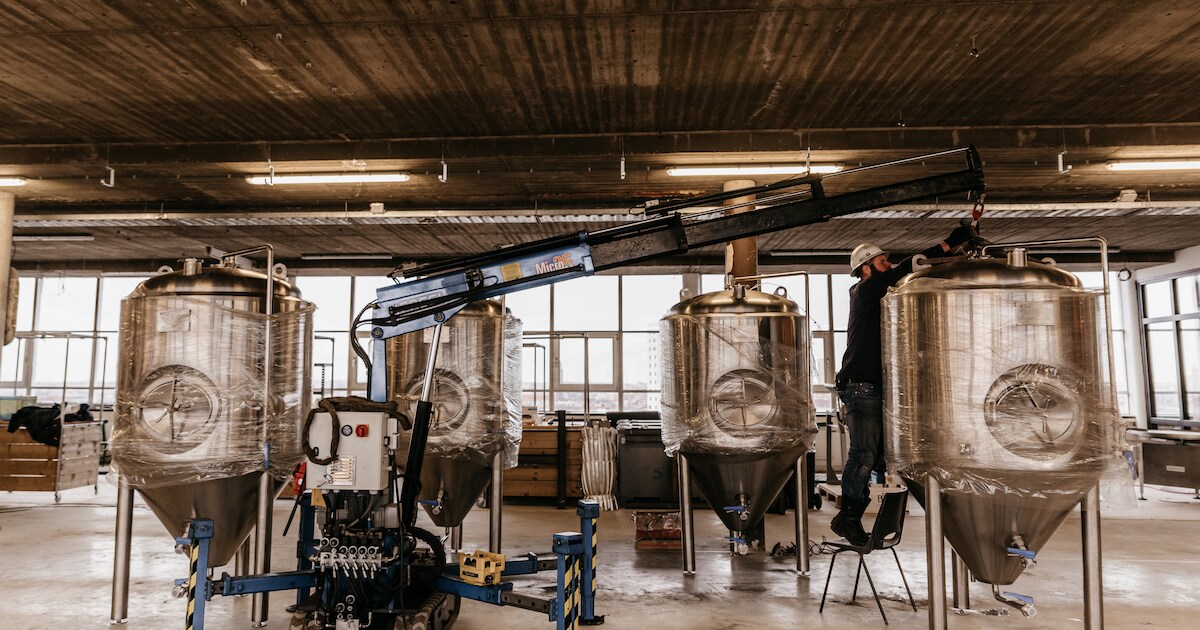 Daar is ‘ie dan: het eerste biertje uit de nieuwe brouwerij van Eiber ...