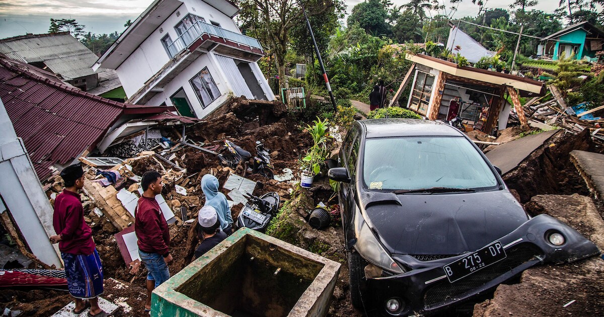 Meer dan honderd doden na aardbeving op Java, zoektocht naar ...