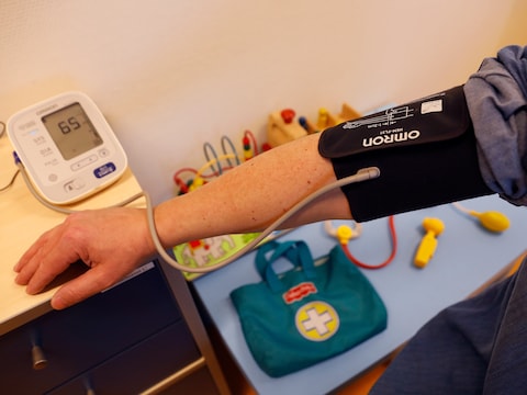 Bloeddrukmeters uitgereikt aan huisartsenpraktijken in Hendrik-Ido ...