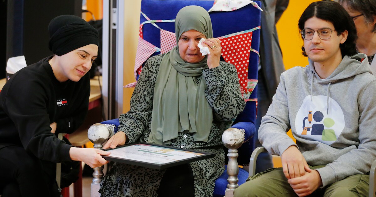 Fatima maakt het anderen makkelijk, Overvecht trots op conciërge van ...