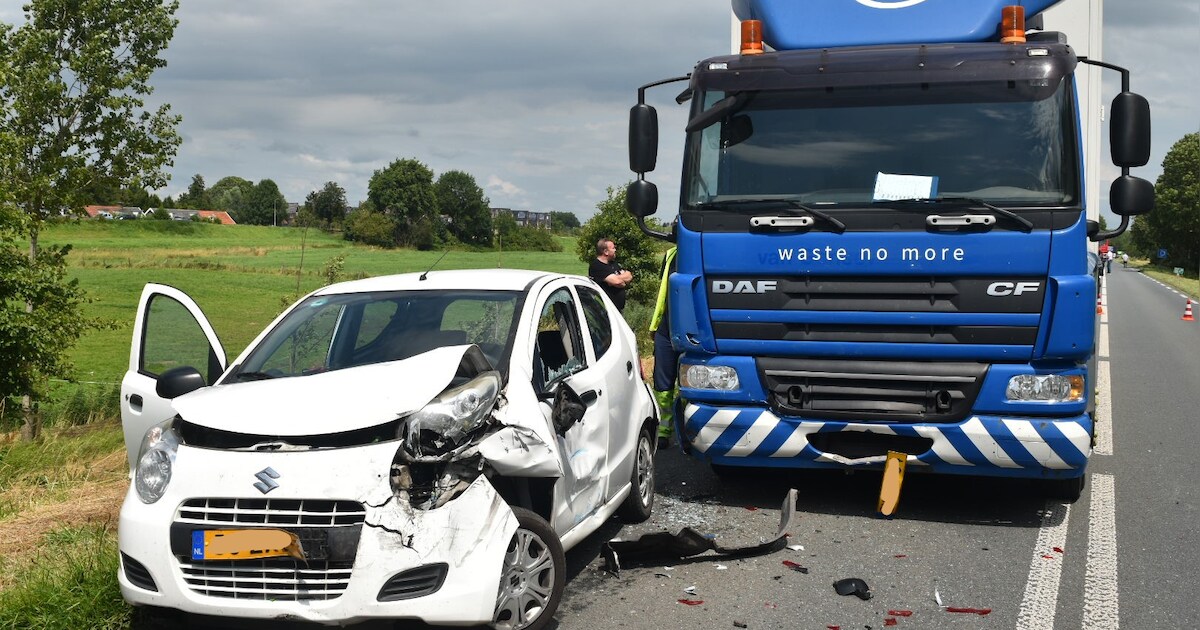 Twee vrouwen gewond bij botsing tussen vrachtwagen en twee auto’s in Rossum | Maasdriel | AD.nl