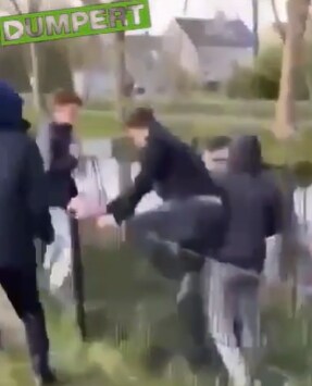 Politie komt via filmpje achter mishandeling jongen op schoolplein, 15 ...