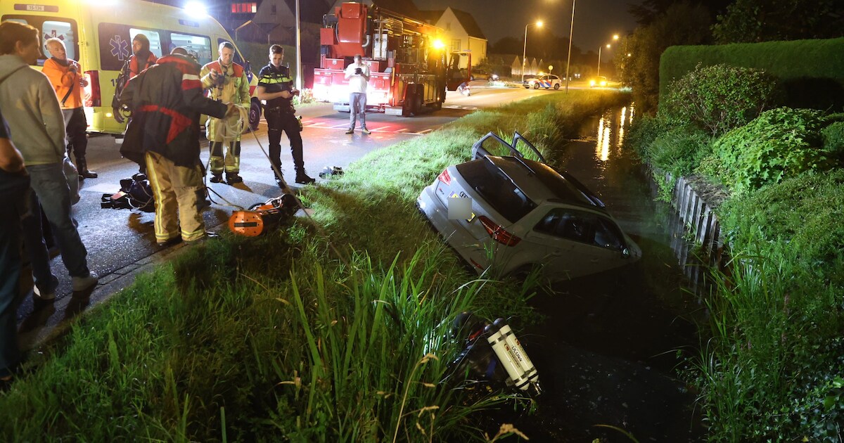 Auto belandt deels in sloot na botsing op de Noordweg in Wateringen ...