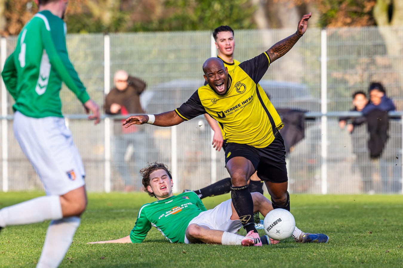 Derby ontploft na bal in dug-out en verzorger kan inpakken: lees hier ...