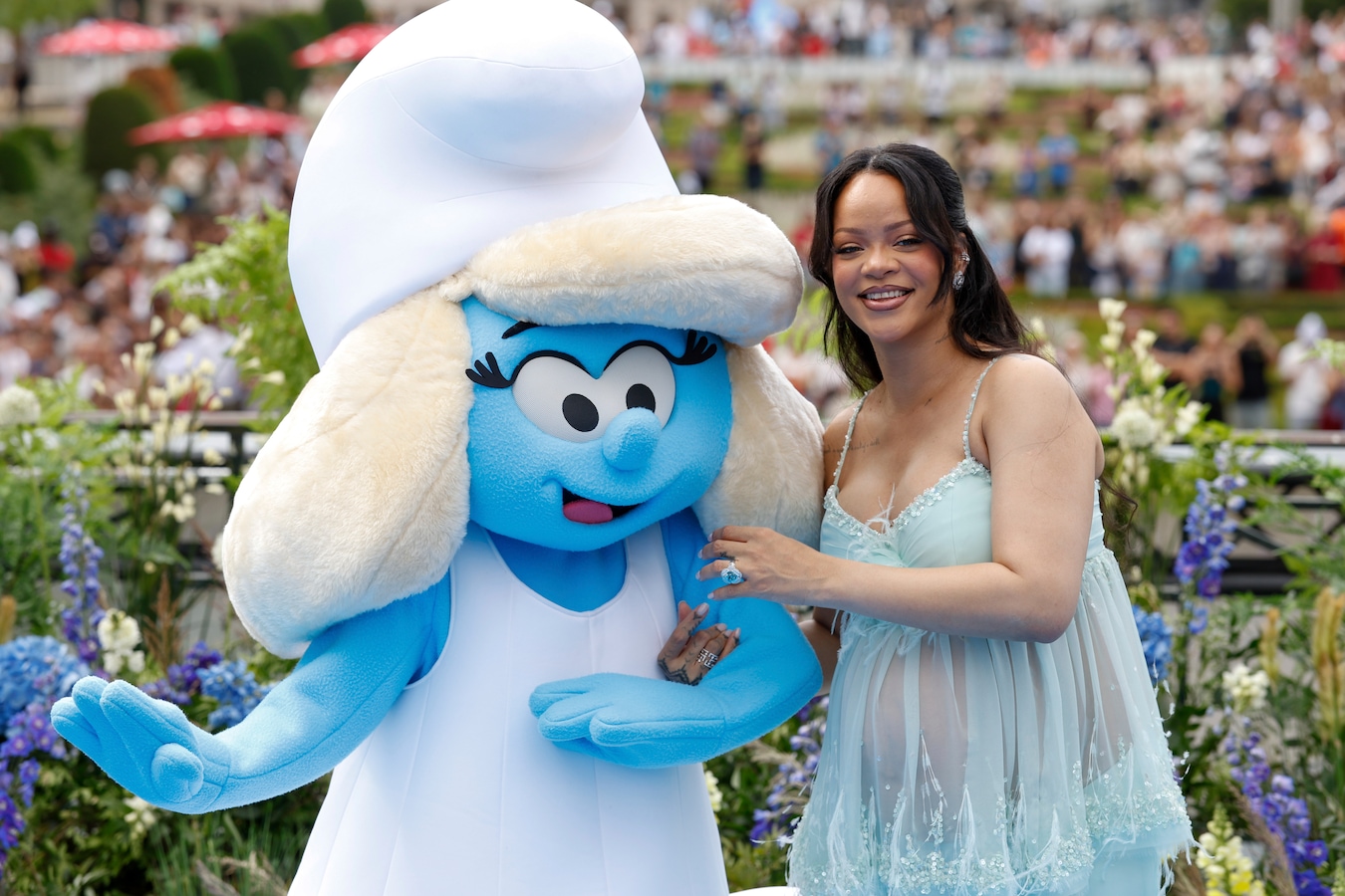 Zwangere Rihanna drie uur te laat op blauwe loper smurfenfilm, trakteert fans op babybuik | Foto ...